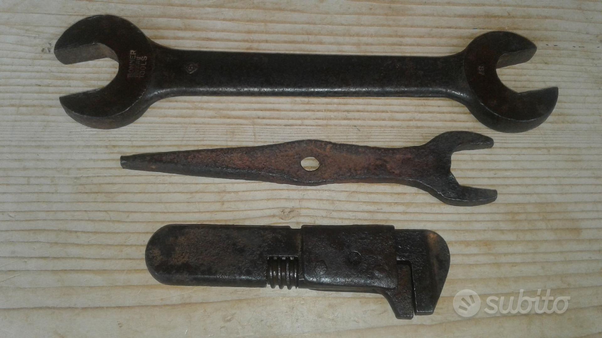 Chiavi inglesi antiche una in ferro battuto '800 - Giardino e Fai da te ...