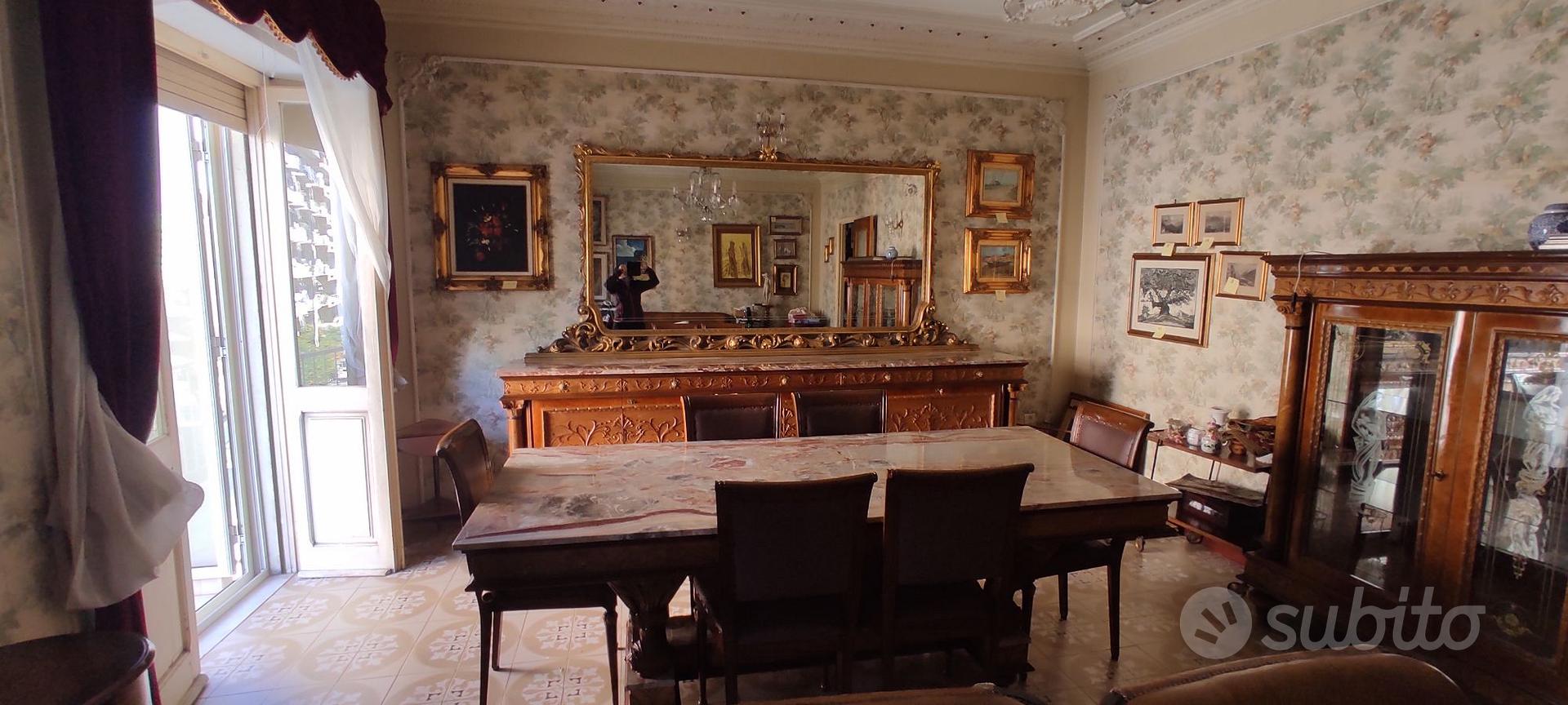 Elegante salotto in stile classico con arredi di p - Arredamento e ...