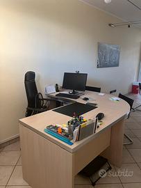 Scrivania a L in legno con sedia presidenziale - Arredamento e ...