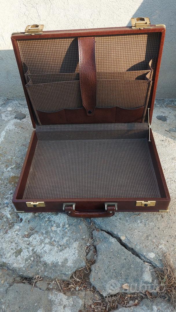 Valigetta ventiquattrore vintage in pelle rigida - Abbigliamento e ...