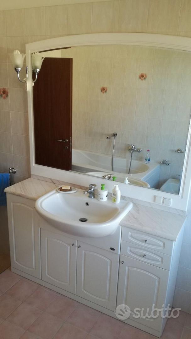 Mobile bagno con specchiera e piano in marmo rosa - Arredamento e ...