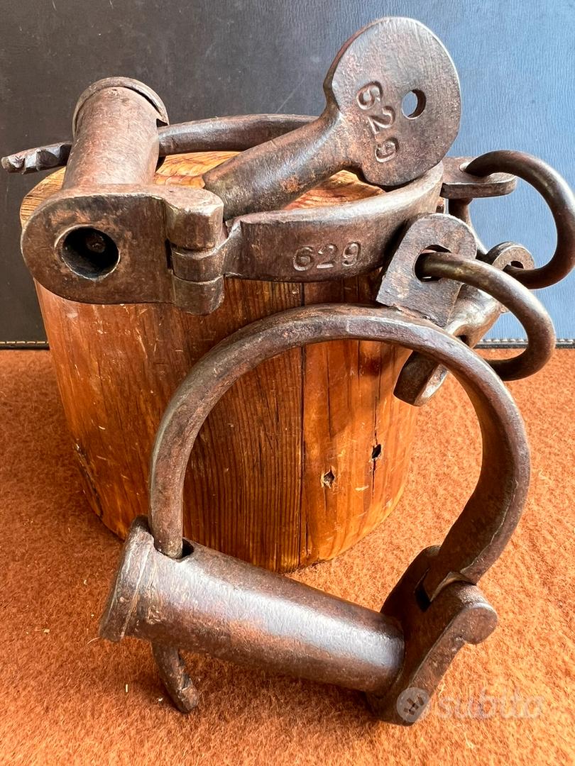 Antiche manette in ferro battuto con chiavi - Collezionismo In vendita ...