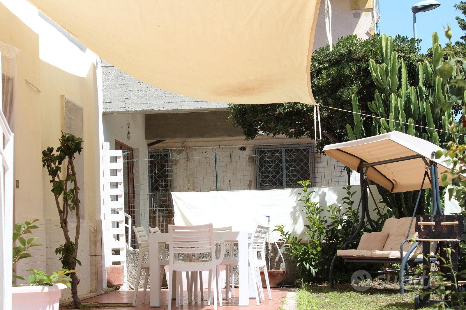 Casa c/giardino arredato indipendente a 50mt mare - Case vacanza In affitto per vacanze a Salerno