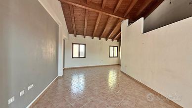 Subito - Center Immobiliare - Casa su due livelli con cortile e box ...