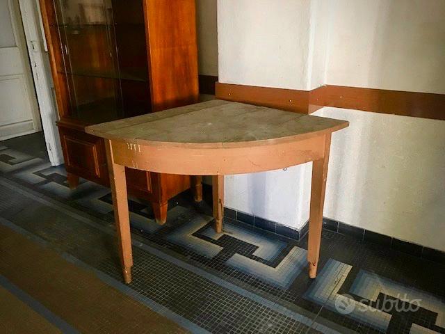 Tavolo triangolare 3 gambe in legno massiccio - Arredamento e ...