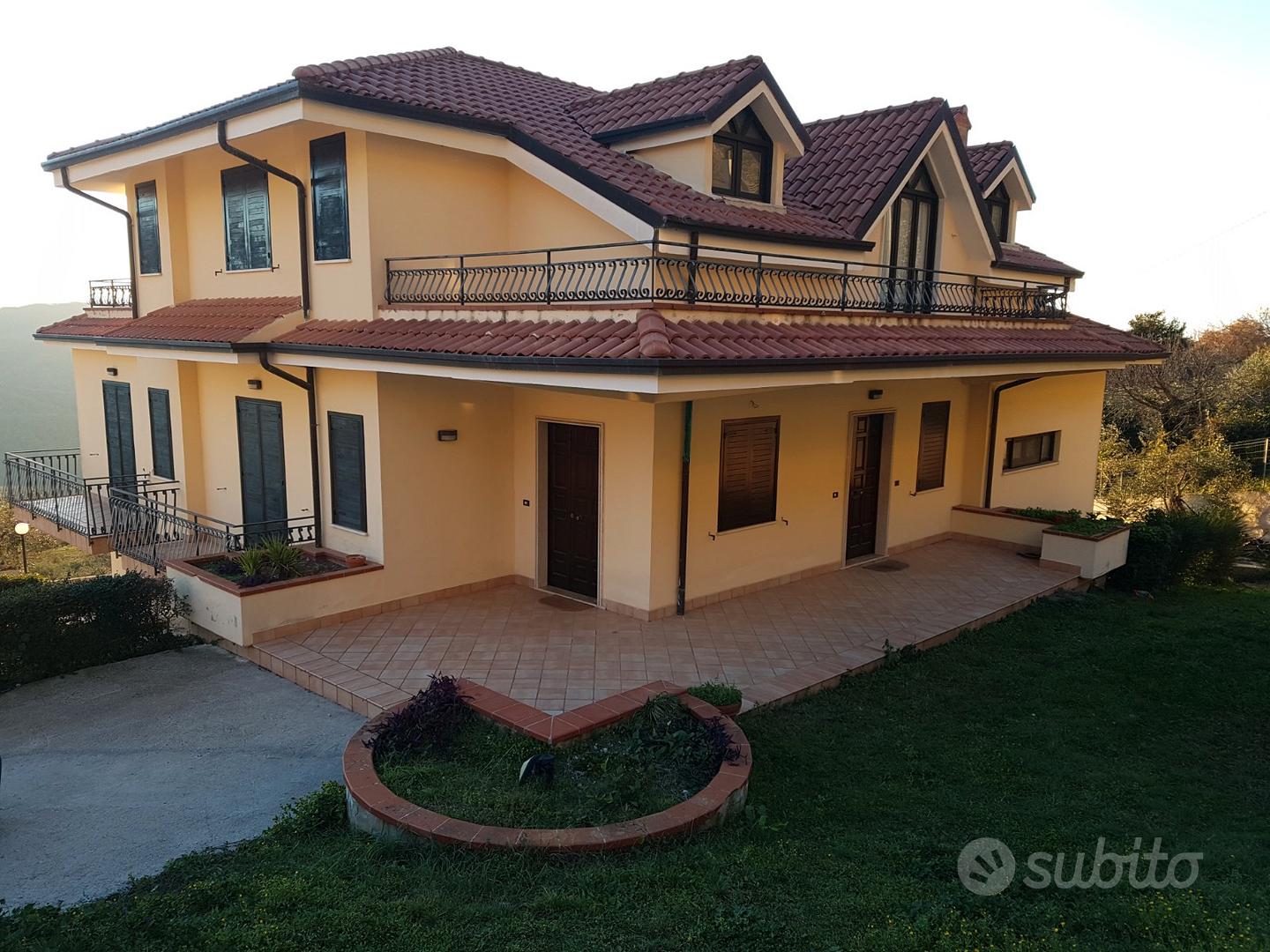 VILLA su 3 livelli - Ville singole e a schiera In vendita a Salerno