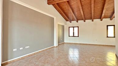 Subito - Center Immobiliare - Casa su due livelli con cortile e box ...