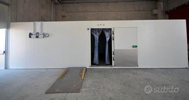 Capannone 100 mq con possibilità di cella frigo - Uffici e Locali ...