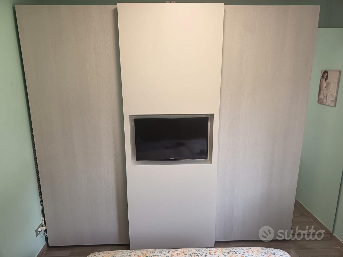 Armadio 3 ante scorrevoli con TV incorporata - Arredamento e Casalinghi ...