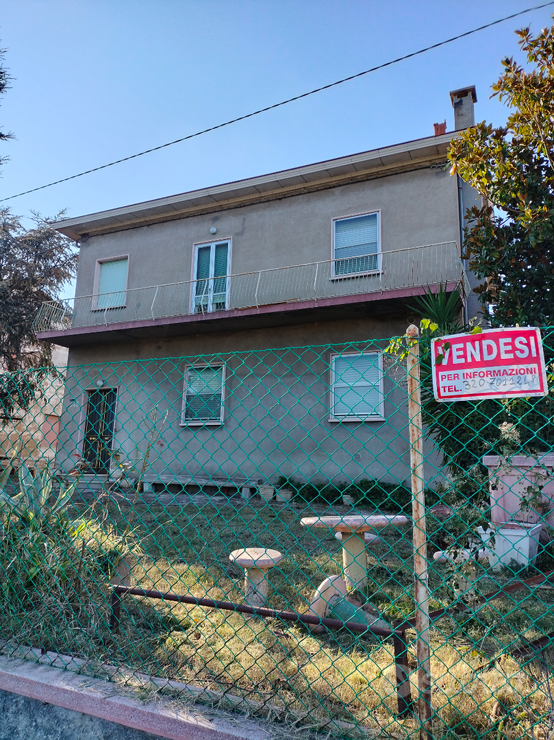 Grande casa e capannone artigianale annesso - Ville singole e a schiera ...