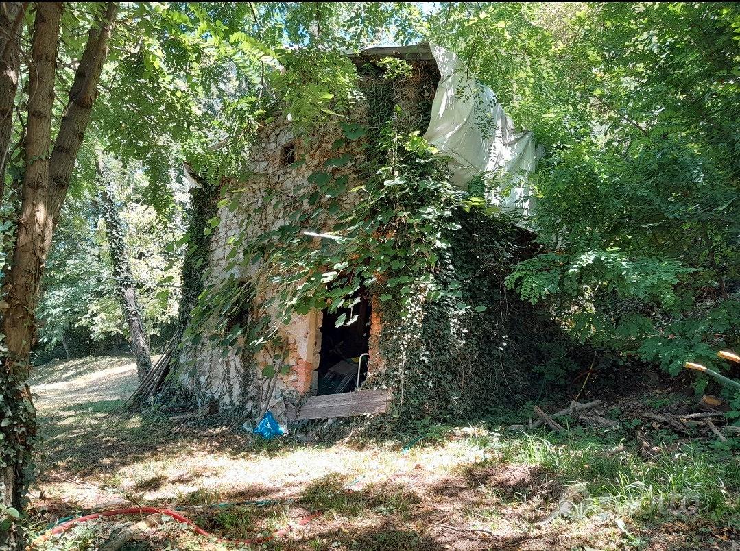 Terreno con piccolo rustico vista lago - Terreni e rustici In vendita a ...