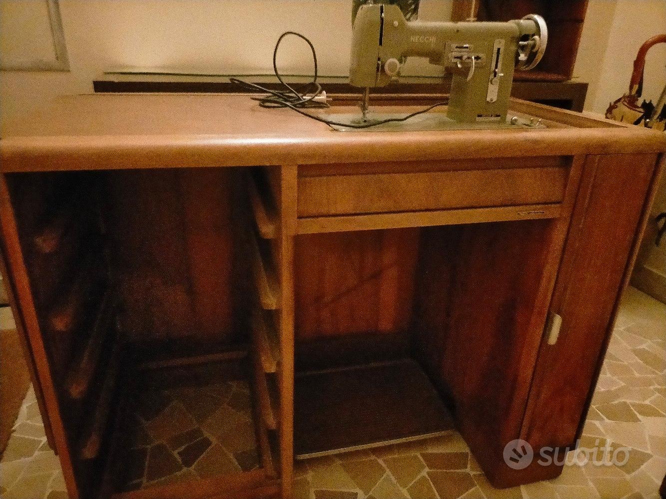 Macchina da cucire Necchi 267 con mobiletto in leg - Elettrodomestici ...