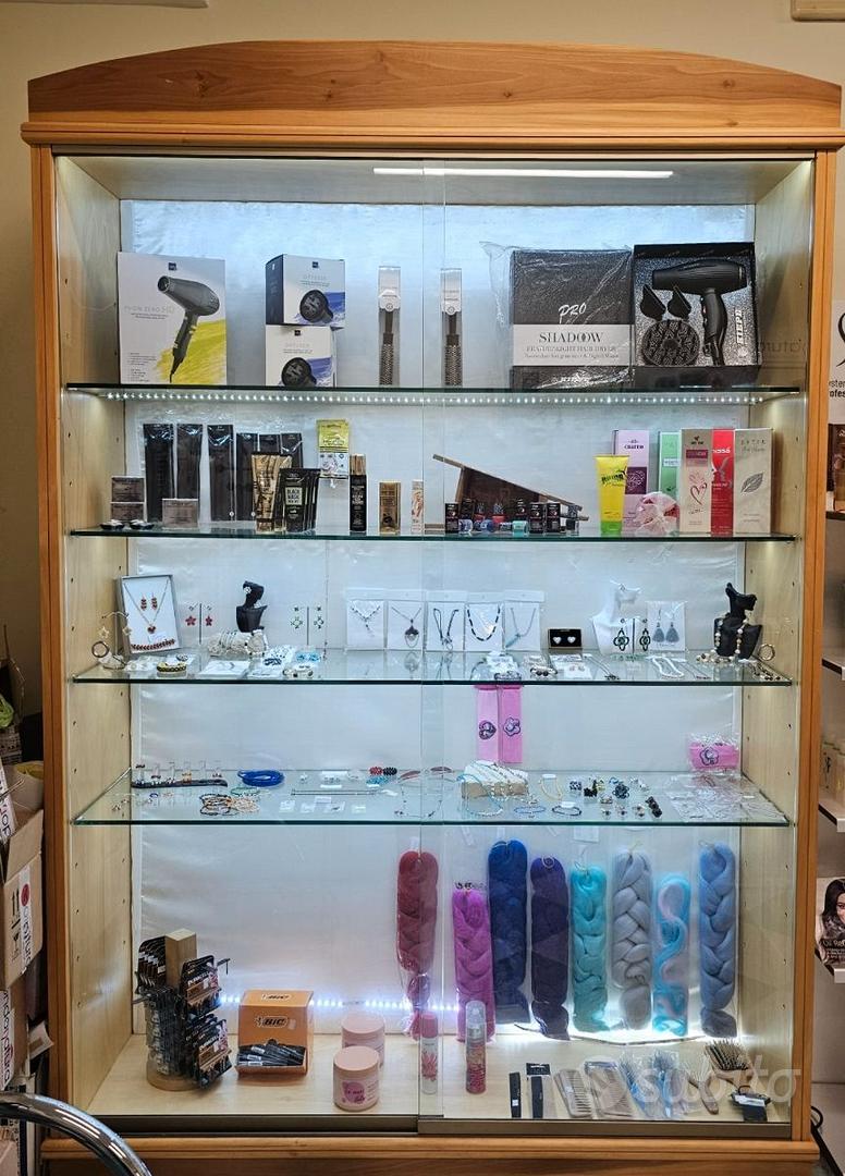 Vetrina illuminata a led legno con piani in vetro - Arredamento e ...