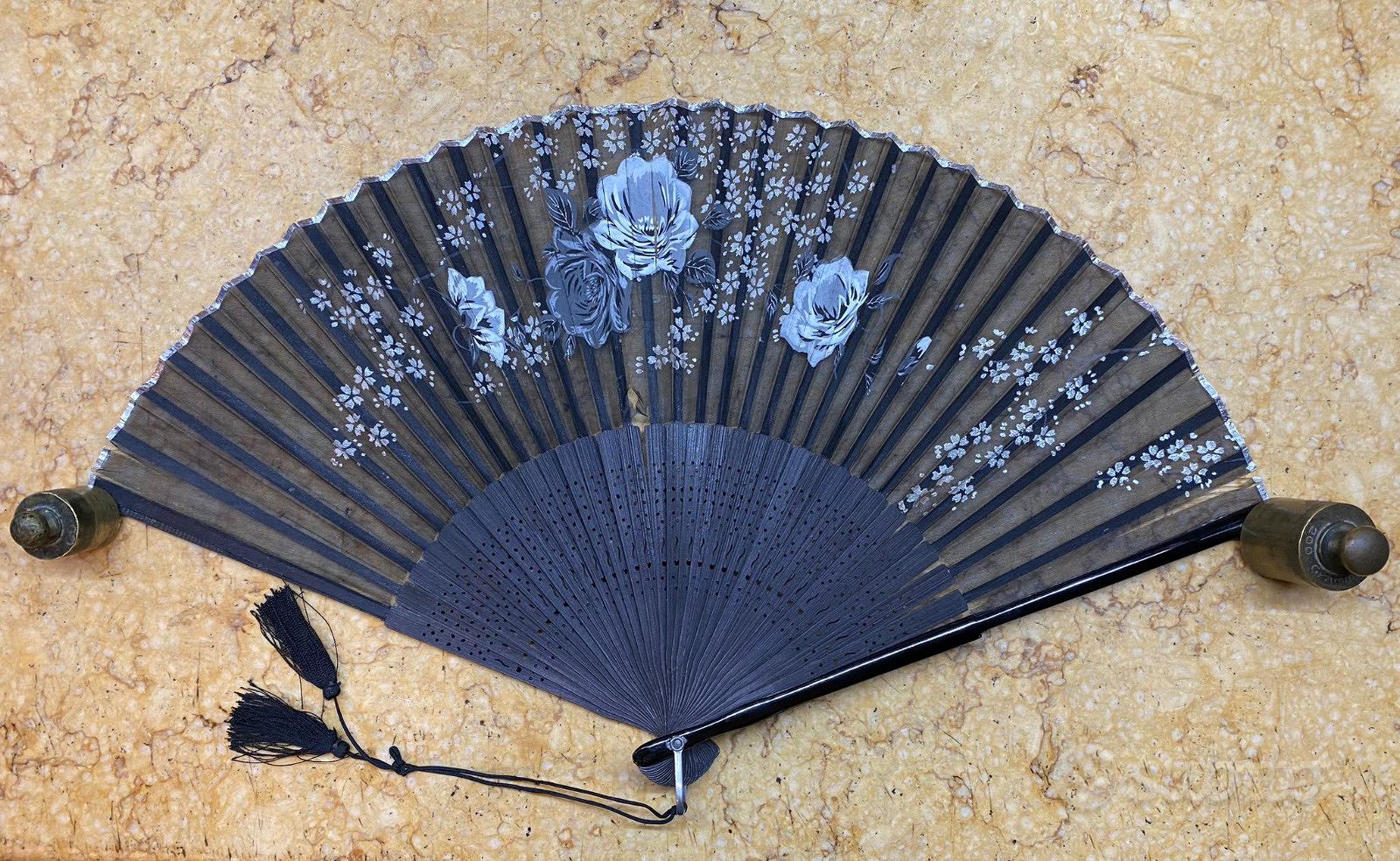 Antico ventaglio dipinto a mano tema floreale - Collezionismo In vendita a Enna