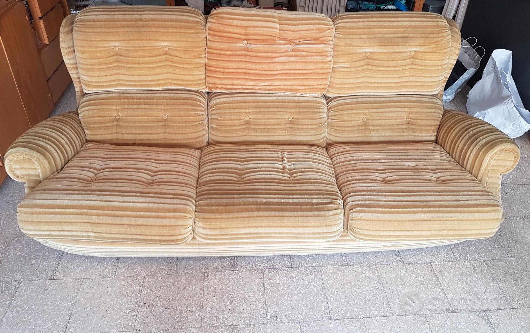 divano vintage con difetti completo di 2 poltrone. - Arredamento e ...