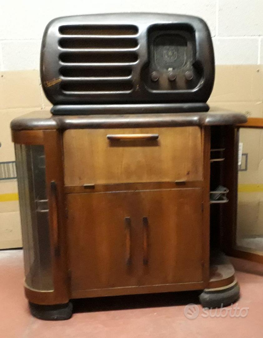 Radio antica a valvole con mobiletto e giradischi - Audio/Video In ...