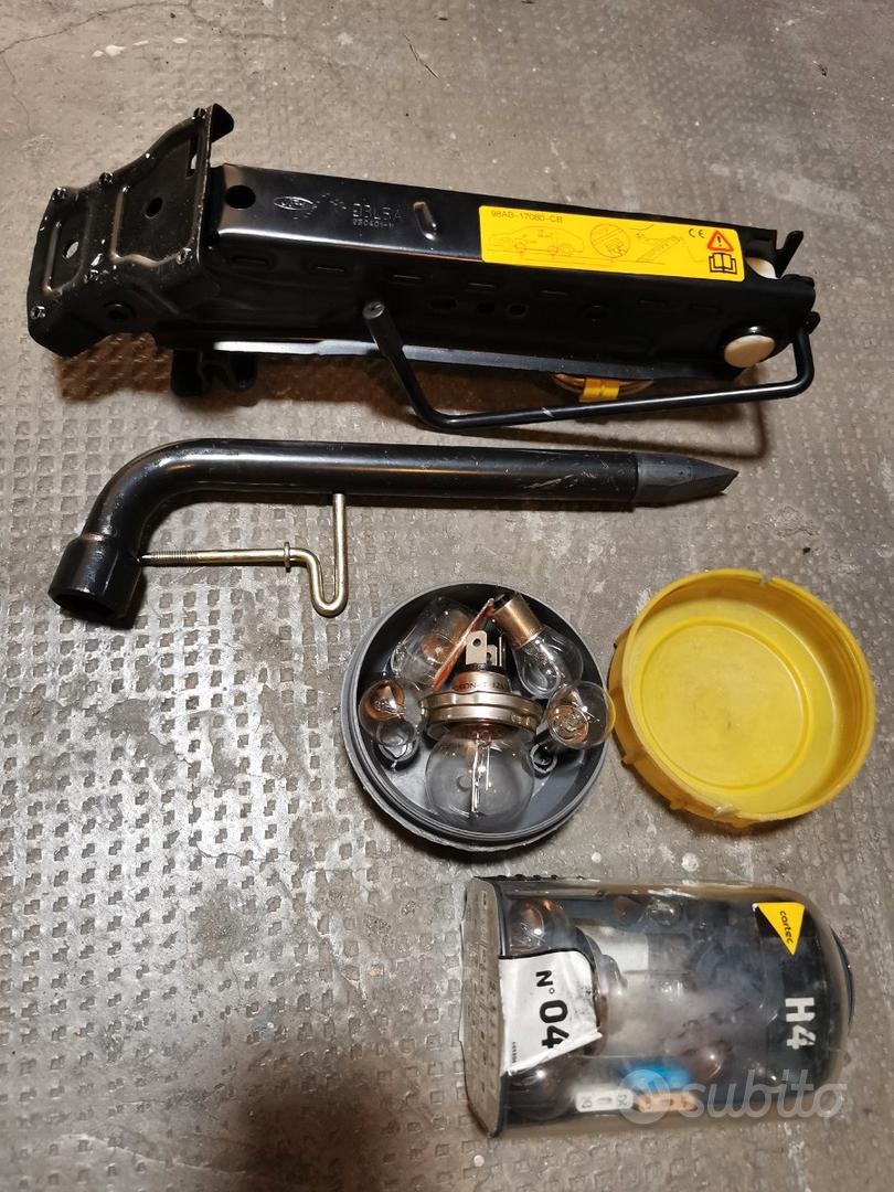 Cric auto completo, kit lampadine e fusibili - Accessori Auto In ...