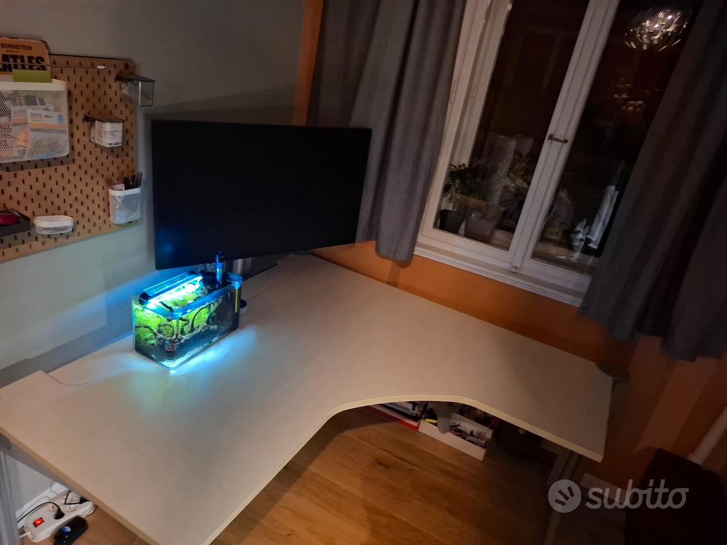 scrivania angolare spaziosa bianca e alluminio - Arredamento e ...