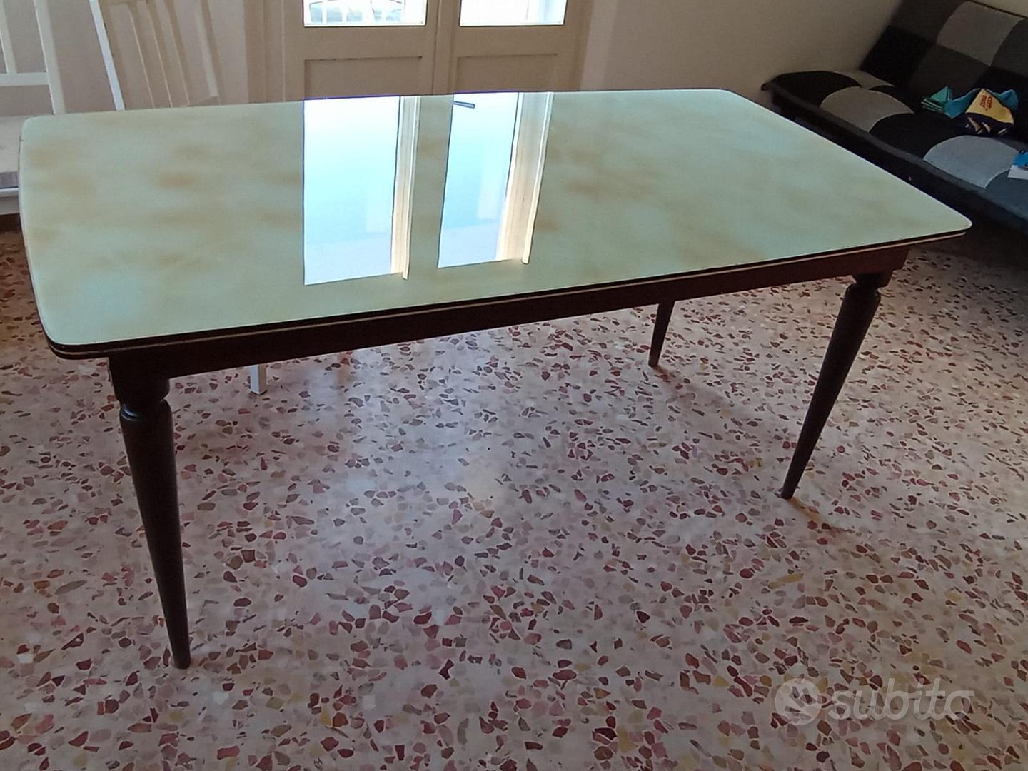 Salotto anni 60 - tavolo vetro verde e credenza - Arredamento e ...