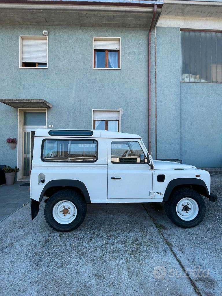 LAND ROVER Defender - 2002 - Auto In vendita a Savona
