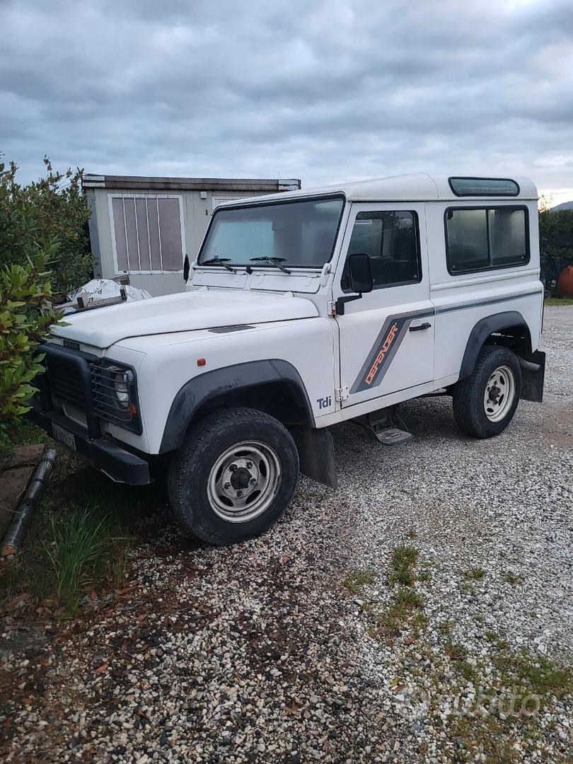 LAND ROVER Defender 90- 1996 - Auto In vendita a Pisa