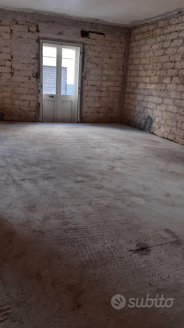 Magazzino mq.150 - Garage e box In vendita a Caltanissetta