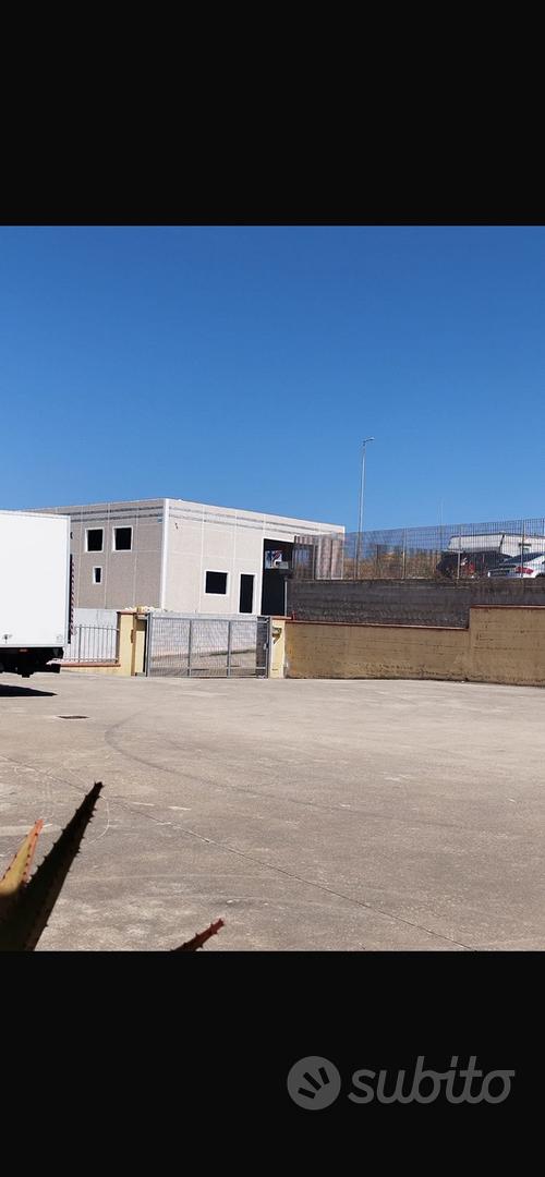 Capannone 100 mq con possibilità di cella frigo - Uffici e Locali ...