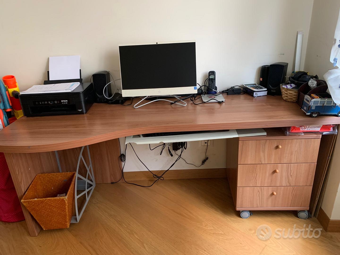 Scrivania in legno di design con cassettiera - Arredamento e Casalinghi ...