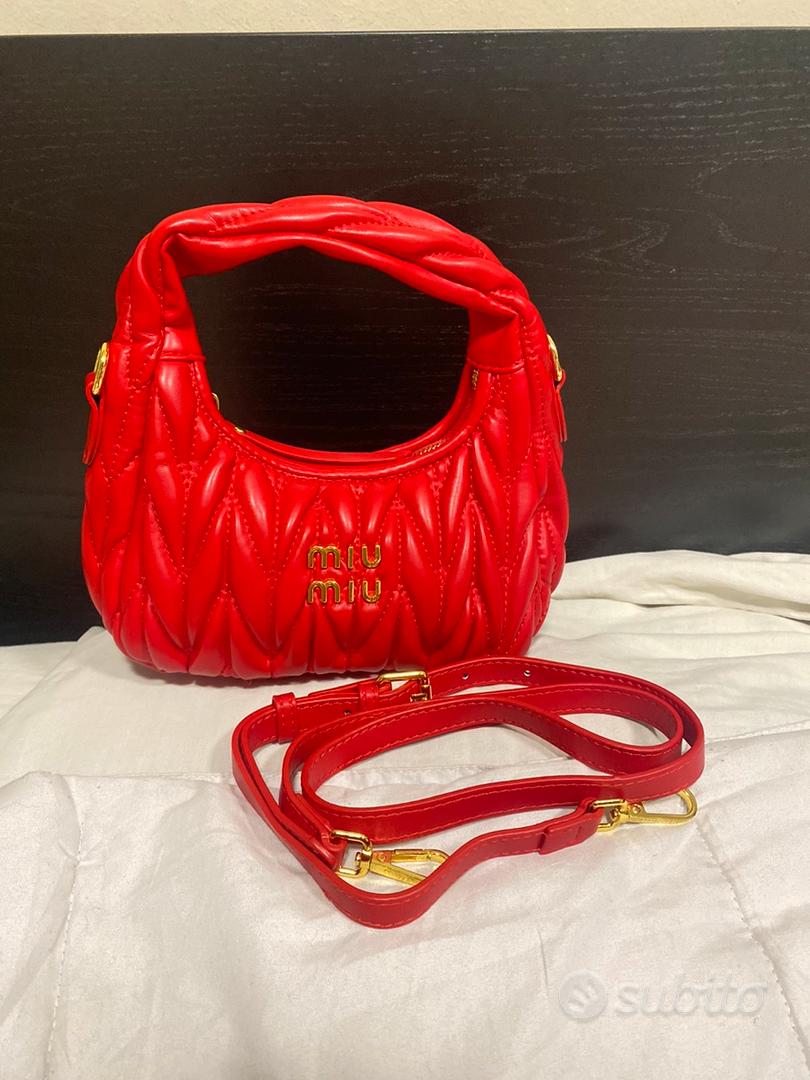 Borsa rossa tracolla hobo wander matelassé MIUMIU - Abbigliamento e ...