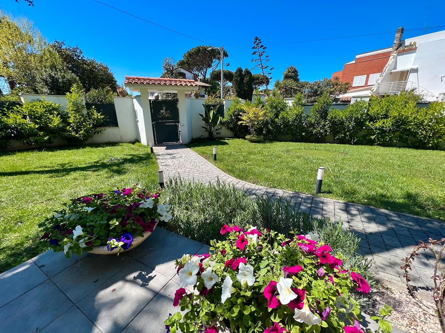 Villa Fregene Nuovissima nel verde di Fregene Nord - Case vacanza In ...